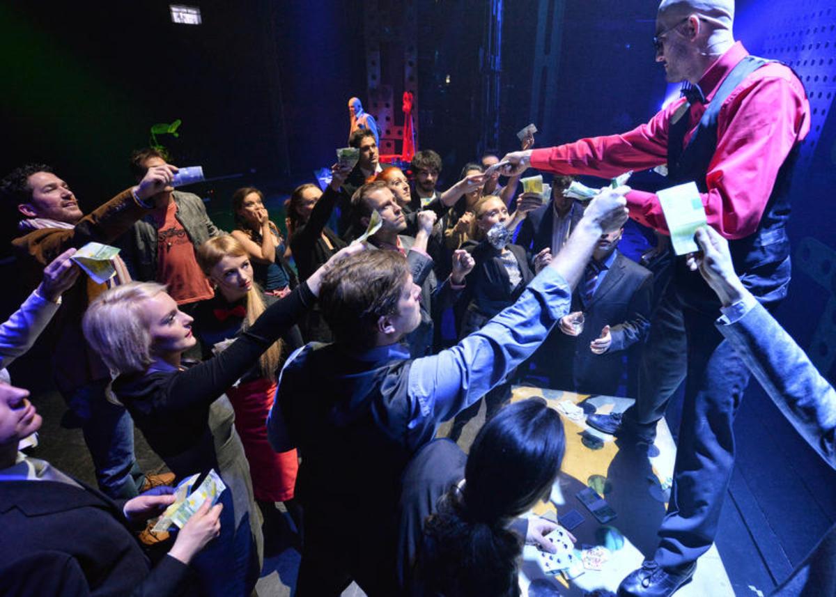 Ztrácí smích za pozlátko peněz a úspěchu - Tiskový servis